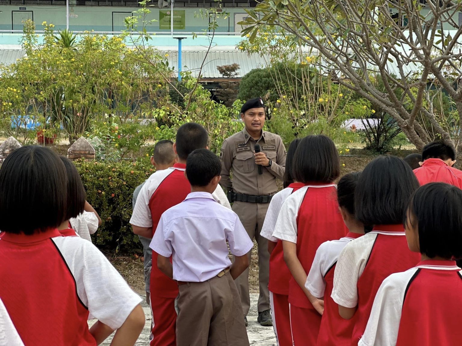 บรรยายให้ความรู้เกี่ยวกับโทษภัยยาเสพติด ตลอดจนการป้องกันการแข่งรถในทาง ...